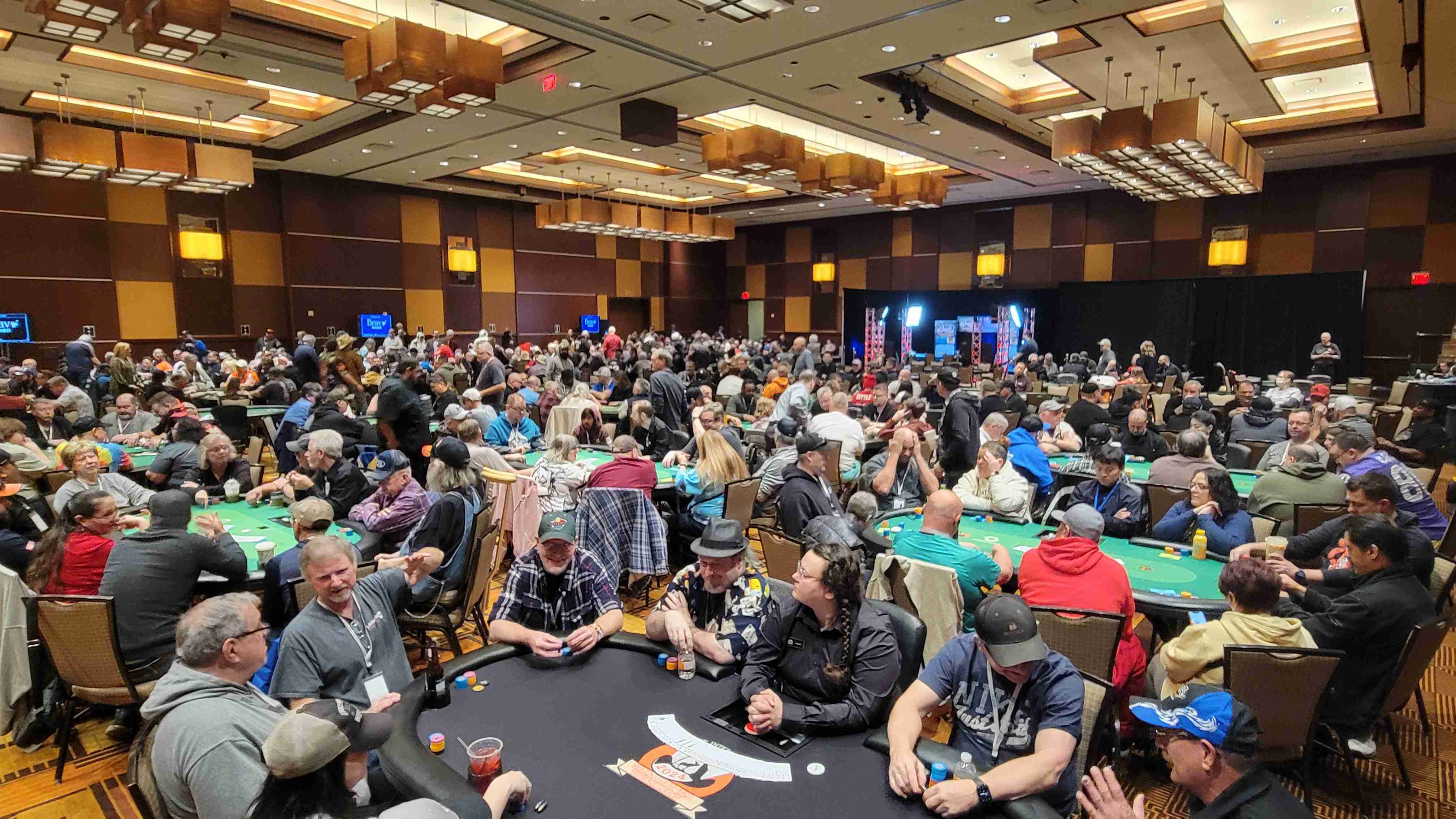 FPN Vegas $100k World Championship Main Event - Cards In The Air ...